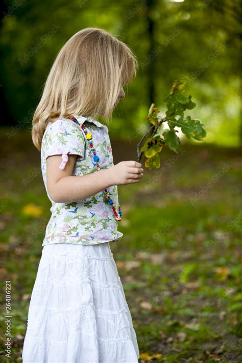 Mädchen Im Wald Stock Foto Adobe Stock