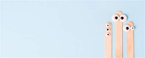 파란색 배경에 머리를 왁싱 나무 막대기 눈으로 설탕주걱 머리 제거의 재미있는 개념 최소한의 창조적 인 레이아웃 배너 개념에 대한