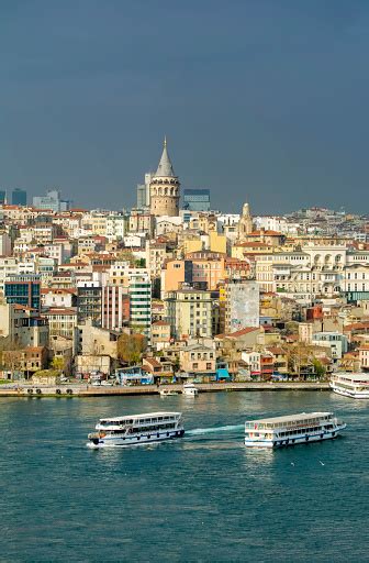 보스포러스의 바다 항해에서 관광 명소를 볼 석양에 이스탄불의 도시 풍경옛 모스크와 터키 증기선 골든 혼의 전망 갈라타에 대한 스톡 사진 및 기타 이미지 Istock