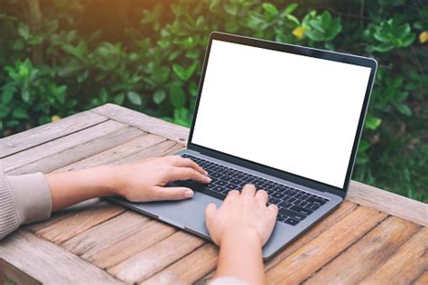 나무 테이블에 빈 흰색 바탕 화면 화면과 노트북에 사용 하 고 입력 하는 여자 개념에 대한 스톡 사진 및 기타 이미지 개념 개념과 주제 공란 Istock