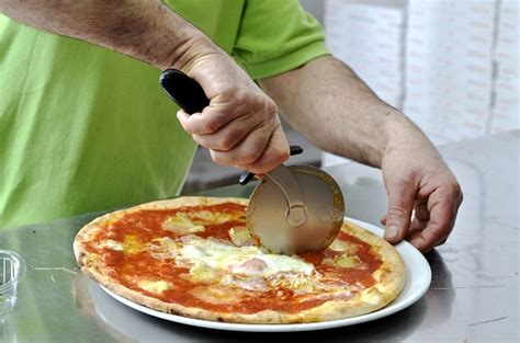 요리사 피자 남자 커터와 부엌에서 피자를 절단의 근접 촬영 손 건강한 식생활에 대한 스톡 사진 및 기타 이미지 건강한 식생활 고기 만들기 Istock