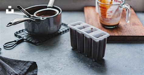 검은색 플라스틱 용기 옆에 있는 흰색과 주황색 플라스틱 컵 사진 Unsplash의 무료 계량컵 이미지