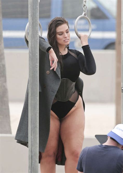 Ashley Graham In Swimsuit On The Set Of A Photoshoot On Venice Beach 06