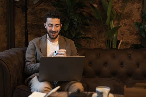 현대적인 카페 환경에서 스마트 폰과 노트북을 사용하는 행복한 사업가 30 34세에 대한 스톡 사진 및 기타 이미지 30 34