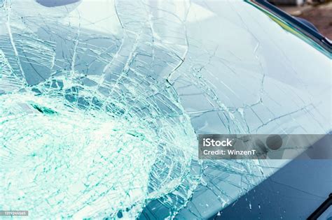 깨진 자동차 앞 과부 자동차 사고에 대한 스톡 사진 및 기타 이미지 자동차 사고 깨짐 추운 온도 Istock