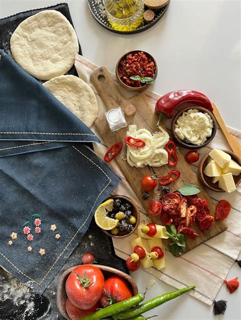 가정 요리 건강한 식생활 단 빵 도마 레몬 레시피 목조 미식가 바질 반죽 방울 토마토 빨간 고추 선드라이 토마토 스낵 슬라이스 치즈 식사 준비