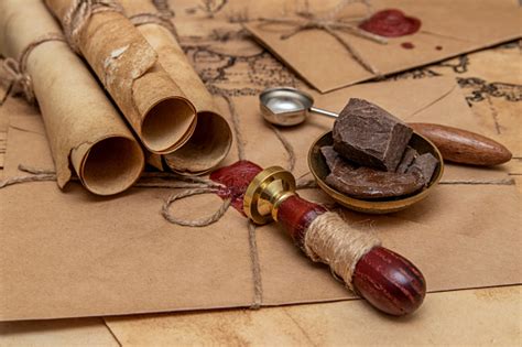 오래된 편지는 밀봉 왁스와 봉투에 밀봉된 씰로 밀봉됩니다 왁스 씰로 스크롤 0명에 대한 스톡 사진 및 기타 이미지 0명 고무도장 골동품 Istock