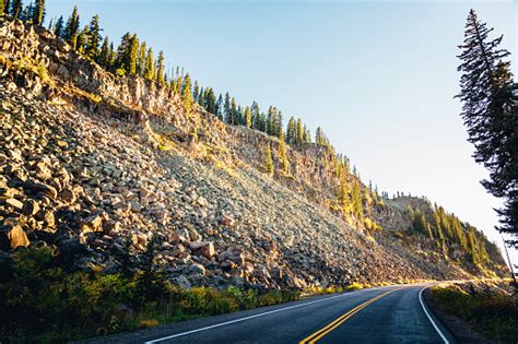 아름다운 서부 콜로라도의 일몰에서 그랜드 메사 국유 림 랜드를 향해 고속도로를 운전하는 도로 옆에 있는 볼더 필드 0명에 대한 스톡 사진 및 기타 이미지 Istock