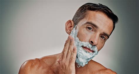 면도 크림 및 화장품과 함께 수염 손질 미용 및 청소를 위해 스튜디오에서 남자의 초상화 Hair Removal Foam And Self Care With Person On