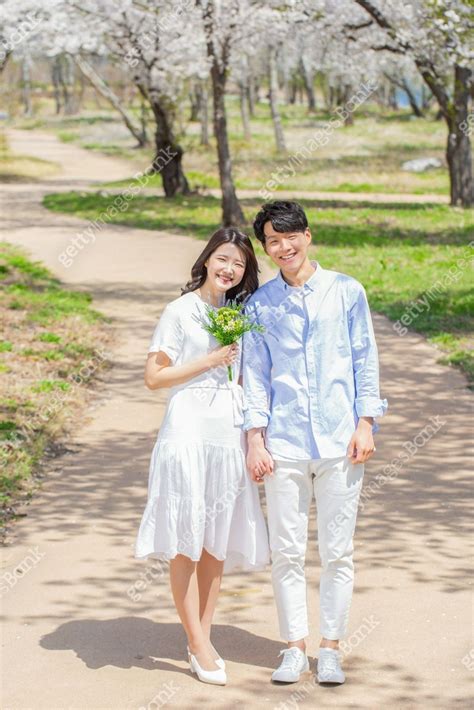 커플 인간관계 봄 여유로운주말 레저활동 벚꽃 데이트 길 손잡기 홀딩 미소 이미지 Jv11340254 게티이미지뱅크