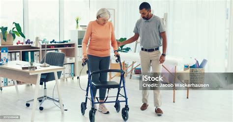 물리 치료 보행 프레임 및 재활 이동성 및 의료 서비스를 위해 환자와 함께하는 남자 건강 관리 회복 및 척추 지압사와 함께 도움 건강 및 물리 치료를 위한 고령 여성 2명에