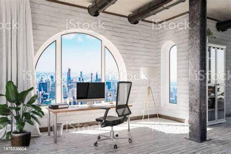 아치형 창문과 도심의 파노라마 전망을 자랑하는 고급스러운 로프트 아파트입니다 책상이있는 고귀한 실내 컴퓨터 작업 공간 3d 그림 0명에 대한 스톡 사진 및 기타 이미지
