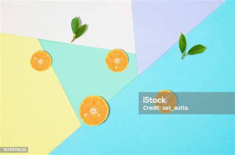 상위 뷰 오렌지 과일 조각과 파스텔 컬러 배경에 고립 된 녹색 잎 0명에 대한 스톡 사진 및 기타 이미지 0명 감귤류 과일