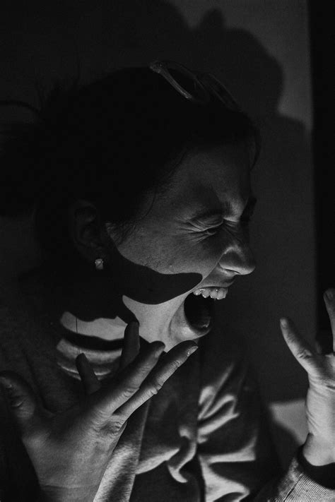 감정 감정적 인 감정적인 강력한 강력한 이미지 검은 머리 기분 깊이 나타내는 당황 드라마틱한 따뜻한 매혹적인 모델 분노 블랙 앤 화이트 비명