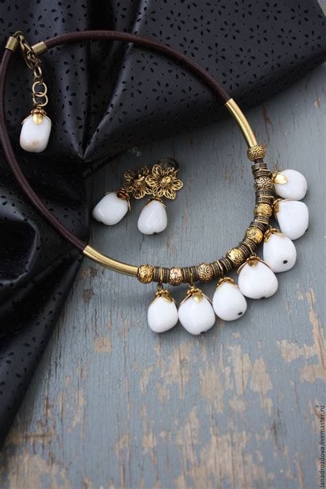 Колье чокер 'Подснежники' из белого нефрита | Wire wrapped stone ...