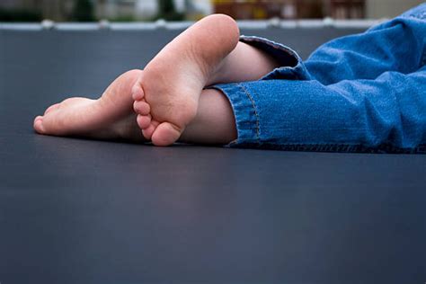 اهمیت قوس کف پا ؛ کف پای صاف درمان دارد؟ چرا کف پا صاف می‌شود و چه