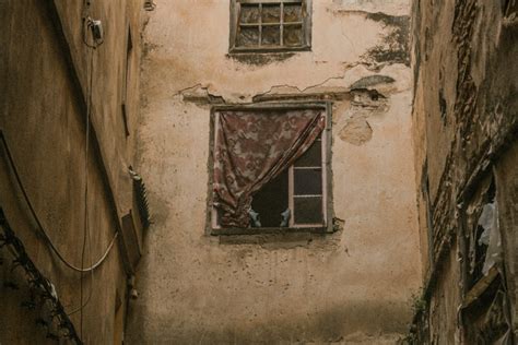 건물 건축 고독한 고민하는 고풍의 골목 과거 균열 그런지 깁스 낡은 더러운 도시의 돌 때 러스틱 레트로 무인도의 문 미스터리 방치된