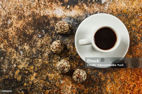 화이트 컵 블랙 커피와 커피 배경 회색 돌의 곡물 위에서 볼 수 있습니다 텍스트에 대 한 장소입니다 0명에 대한 스톡 사진 및 기타 이미지 Istock