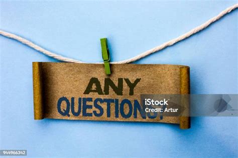 필기 텍스트 모든 질문 질문입니다 추가 정보 원하는 일반 배경 클립에 밧줄에 매달려 골 판지 종이 뭔가 요구 하는 필요 의미 하는 개념 It 지원에 대한 스톡 사진 및 기타