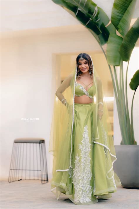 හිතුවේ ඉන්දියාවේ කෙනෙක් කියලාද මේ ඇඳුමට එයාගේ හැඩ කොහොමද බලන්නකෝ Celeena Croos Hiru