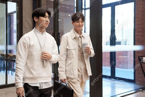 대한민국 회사건물 건물외관 햇빛 빛효과 비즈니스 회사원 러시아워 주제 출근 이미지 Jv12685634 게티이미지뱅크