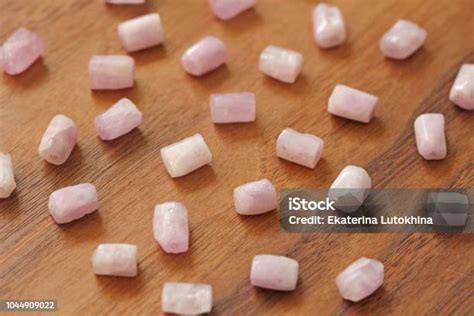 Kunzite은 천연 나무 배경에 보석을 만들기 위한 자연 핑크 돌 이다 핑크와 라일락 돌의 자연적인 결정 0명에 대한 스톡 사진 및 기타 이미지 Istock