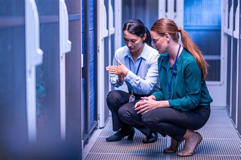 여성 아시아 그것 엔지니어 서버 잠재 고객에 게 작동의 프레 젠 테이 션 서버실에 대한 스톡 사진 및 기타 이미지 서버실 2명 데이터 센터 Istock