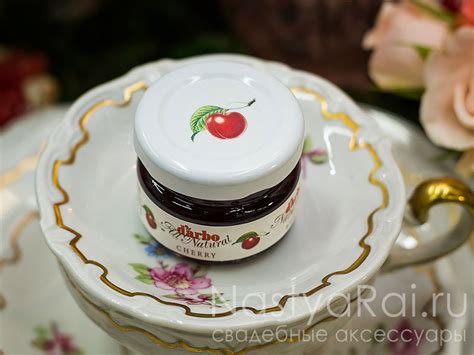 Баночка варенья, вишня