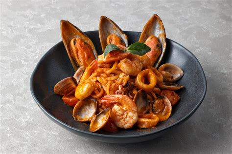 블랙디쉬에 담긴 맛있는 해산물 파스타 · 무료 스톡 사진