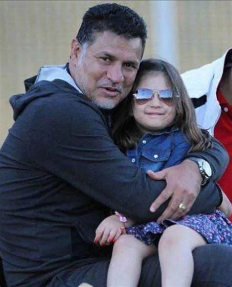 عکس‌ تصویر قدیمی علی دایی و دخترش نورا در زمان کودکی خبرآنلاین