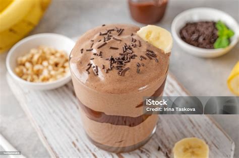 초콜렛 유약을 곁들인 비건 바나나 초콜릿 아이스크림을 회색 콘크리트 배경에 유리에 뿌린다 건강 식품 공간을 복사합니다 스무디에 대한 스톡 사진 및 기타 이미지 Istock
