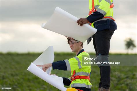 엔지니어와 기술자는 풍력 터빈 분야를 배경으로 대형 풍력 터빈의 타워 베이스에서 함께 작업합니다 바람에서 자연 에너지의 개념 2명에 대한 스톡 사진 및 기타 이미지 Istock
