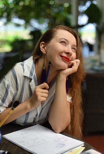 Seniman Dan Ilustrator Wanita Pirang Cantik Memikirkan Konsep Gambarnya