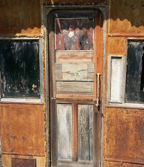 무료 이미지 구조 목재 고대 미술 집 창문 늙은 벽 색깔 부서진 금속 없는 가구 그림 녹슬었던 사진