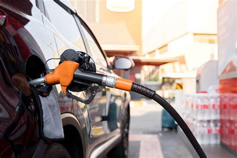 주유소에서 자동차 주유 연료 보급 휘발유 휘발유로 채우십시오 연료 탱크에 연료 노즐을 채우는 가솔린 펌프 0명에 대한 스톡 사진 및 기타 이미지 Istock