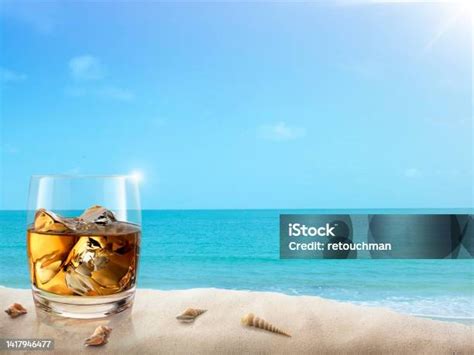 옆 해변에 위스키와 얼음 3d 렌더링 위스키에 대한 스톡 사진 및 기타 이미지 위스키 배경 주제 열대 기후 Istock