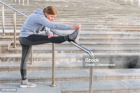 스트레칭 하는 작품 선수 훈련 하기 전에 근육을 따뜻하게 건강한 생활방식에 대한 스톡 사진 및 기타 이미지 건강한 생활방식 근육 다리 신체 부분 Istock