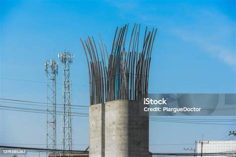 고속도로 고가도로 교량 구조 기둥 콘크리트 작업 플랫폼 비계 보강 및 철근 강철의 조각 보기 아래 건설 도로 0명에 대한 스톡 사진 및 기타 이미지 Istock
