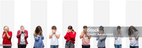 흰색 줄무늬 위에 다른 민족 학술 젊은 사람들의 콜라주 울고 있는 동안 손으로 얼굴을 덮고 슬픈 표정으로 고립 된 배경 우울증 개념입니다 가리기에 대한 스톡 사진 및 기타