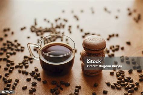 유리 컵에 커피와 부드러운 빛에 구운 커피 콩 나무 테이블에 맛있는 마카롱 쿠키 아침 커피와 아침 식사 과자를 곁들인 에스프레소 갈색에 대한 스톡 사진 및 기타 이미지
