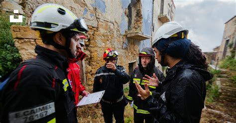 하얀 헬멧을 쓴 사람들의 그룹 사진 Unsplash의 무료 공학 이미지