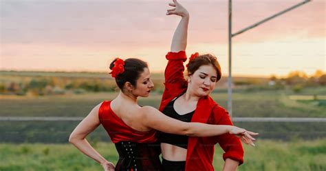 나무 바닥 위에 서 있는 두 명의 여성 사진 Unsplash의 댄스 포즈 이미지