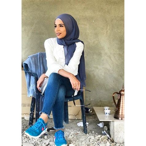 Crossed Legs Scrolller