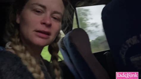 业余妻子在公共汽车内吸吮大鸡巴