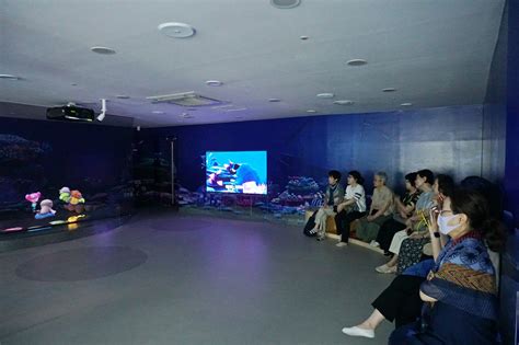 어른들이 직접 체험해보는 「도서관에서 즐겨요 K 컬처」 프로그램 ⠀ 증강현실 가상현실 메타버스 등 최신 첨단정보기술💡을 활용한 다양한 독서콘텐츠를 직접 체험해보세요