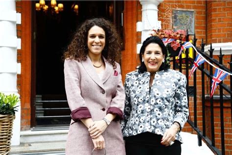 რომელი დიზაინერის სამოსით წარდგა სალომე ზურაბიშვილი მეფე ჩარლზ Iii ის კორონაციაზე