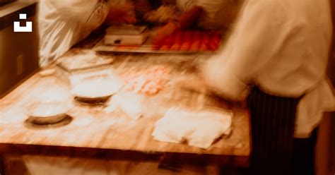 부엌에서 음식을 준비하는 요리사 그룹 사진 Unsplash의 무료 요리 이미지