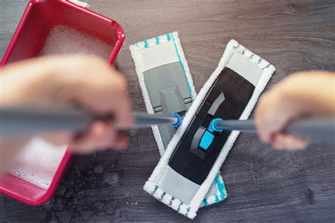 가족 관계 및 가사 청소의 개념 남자와 자신의 손에 걸레와 여자 바닥을 씻어 누가 주장한다 1인칭 보기 가정 생활에 대한 스톡 사진 및 기타 이미지 Istock