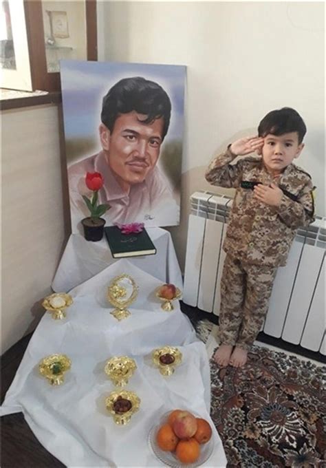 جوانی که چهره شهدا را نقاشی می کند و به خانواده هایشان هدیه می دهد تسنیم