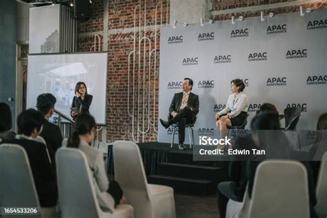 패널 토론 비즈니스 컨퍼런스 세미나 중 무대에서 아시아 비즈니스 관계자 토론 토의에 대한 스톡 사진 및 기타 이미지 토의 무대 엠시 Istock